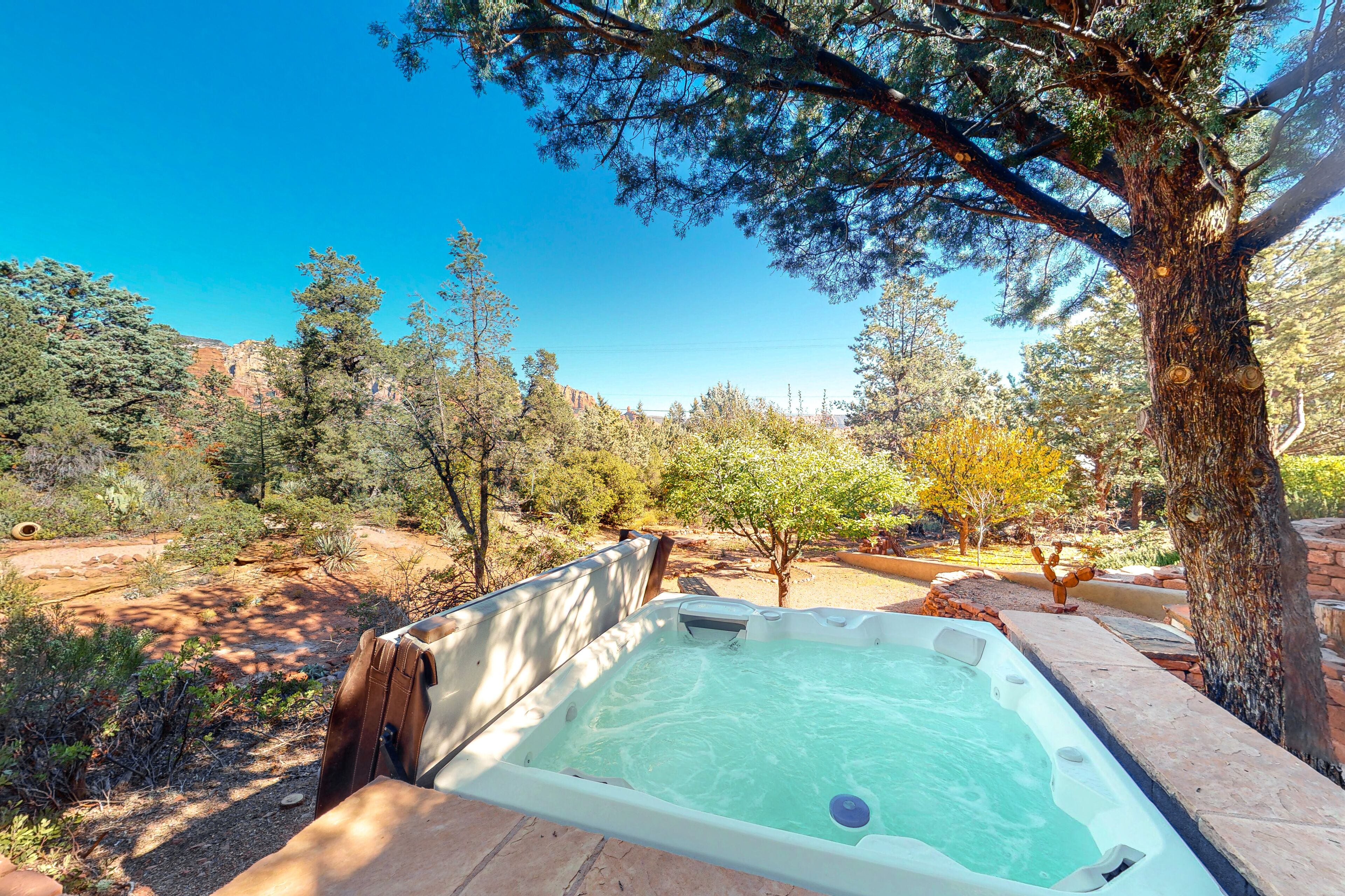*Beautiful Views*Ensuite Jetted Tub for Two*Private Deck*Fireplace*Walk ...