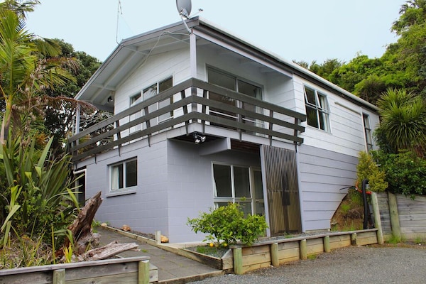 Bobs Haven ~ Classic Kiwi Bach ~ Long Bay Coromandel - Coromandel