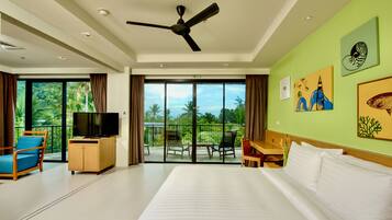 Kids' Suite with Pool View | Cofre no quarto, com mobília individualizada, secretária