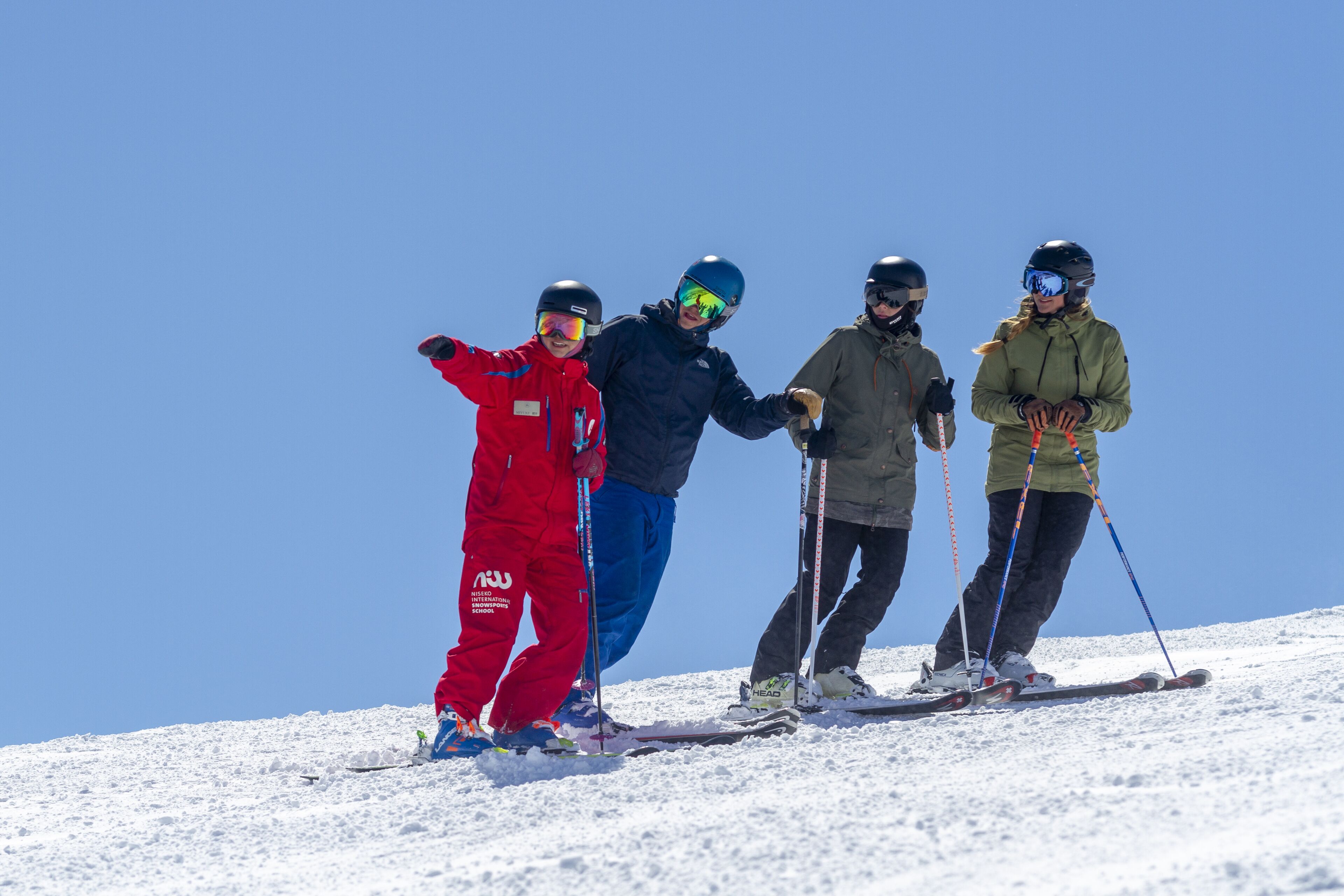 Um grupo de pessoas esquiando numa encosta coberta de neve.