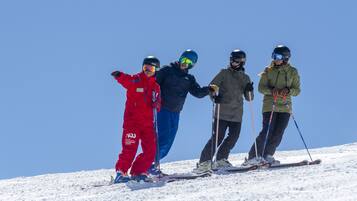 Um grupo de pessoas esquiando numa encosta coberta de neve.