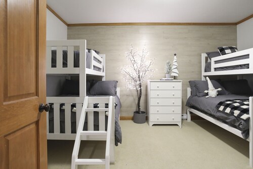 Snowy Trails Ski Lodge In Big White- Sleeps 10-12 - Big White Ski Resort, BC