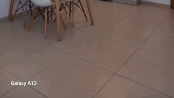 Frigobar, micro-ondas, cooktop, chaleira elétrica