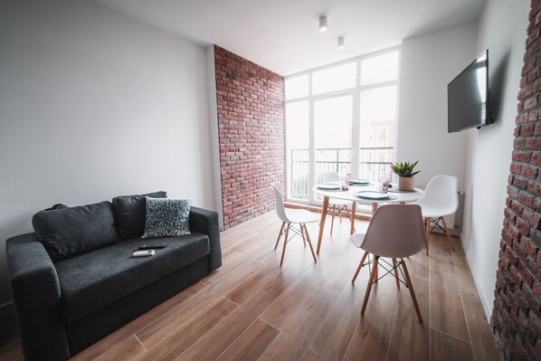 Um frigorífico/congelador grande, um micro-ondas, uma placa de cozinha 