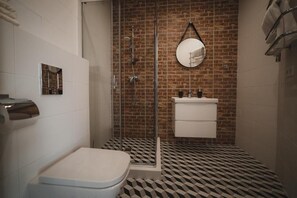 Apartamento Clássico | Casa de banho | Um polibã, um chuveiro fixo, produtos de higiene exclusivos 