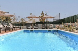 Piscina exterior sazonal, guarda-sóis, espreguiçadeiras 