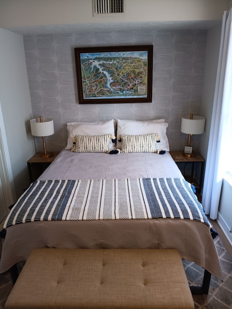 Waterfront Condo At Stripers Landing, Smith Mountain Lake, Virginia - Smith Mountain Lake, VA