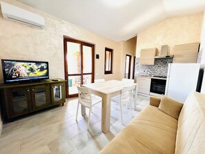 Apartamento | Sala de estar | Televisor de ecrã plano de 22 polegadas com canais por cabo, televisor 