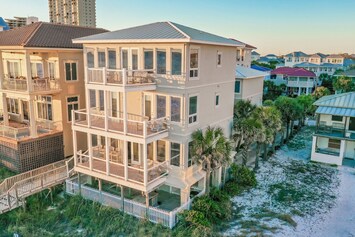 Waterfront Escapes: Vacation Rentals with Stunning Water Views | Vrbo