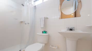 Chuveiro, produtos de toalete grátis, toalhas de banho, papel higiênico