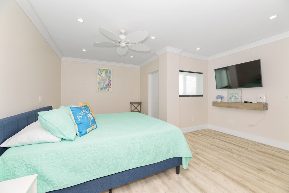 Luxury Beachfront Hideaway With Hot Tub And Direct Beach Access! - Cocoa Beach, FL