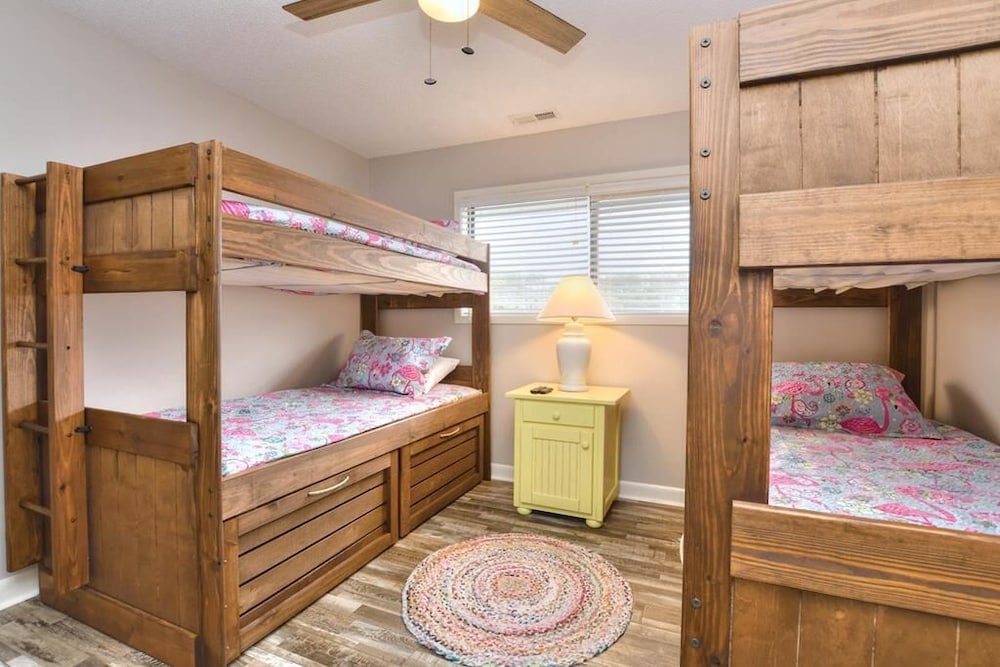 3br/2ba Condo - Walk To Beach, Golf, Restaurant, Ocean Views Sleeps 8 - Bald Head Island, NC