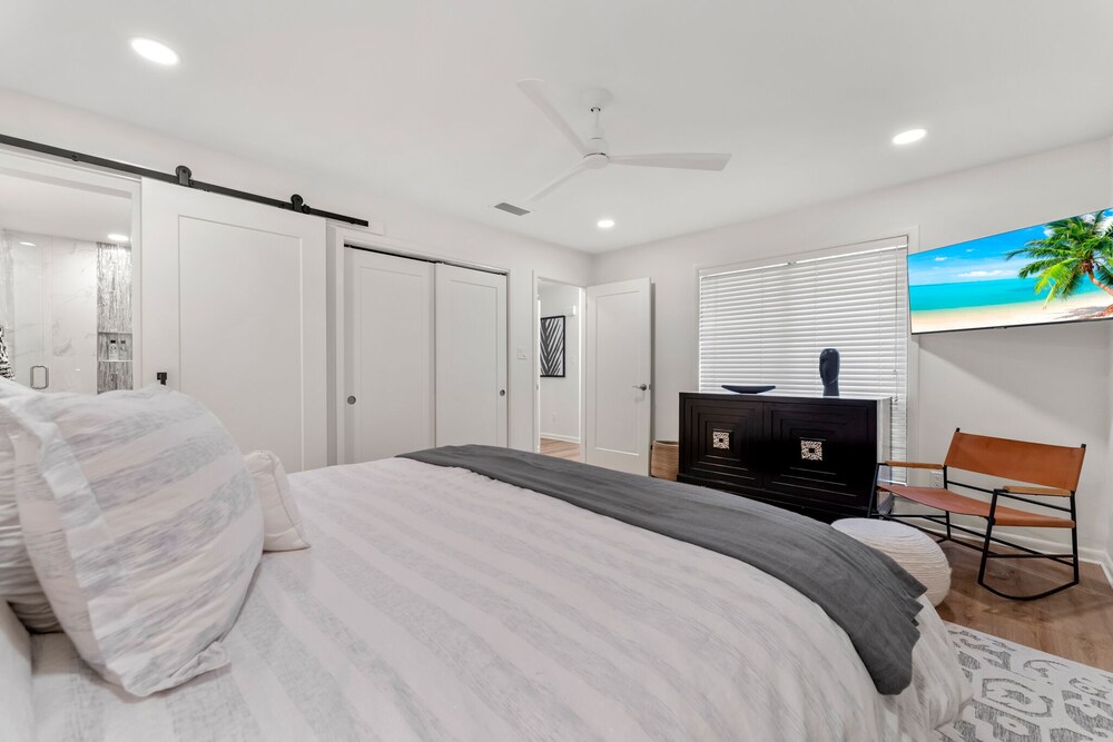 Updated Modern Villa W/ Golf Cart! Spacious Sunroom, Near Beach, Pool & Wharf - Miramar Beach, FL
