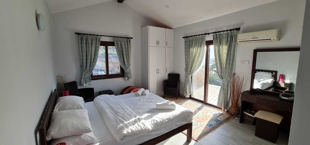 3 Bedroomed Villa, Private Swimming Pool And Amazing Mountain & Beach Views - Cyprus