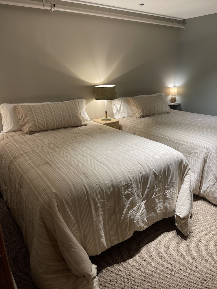 Freshly Renovated "Davis Den" Close To Beaches, Wineries And Downtown Tc! - 트래버스시티
