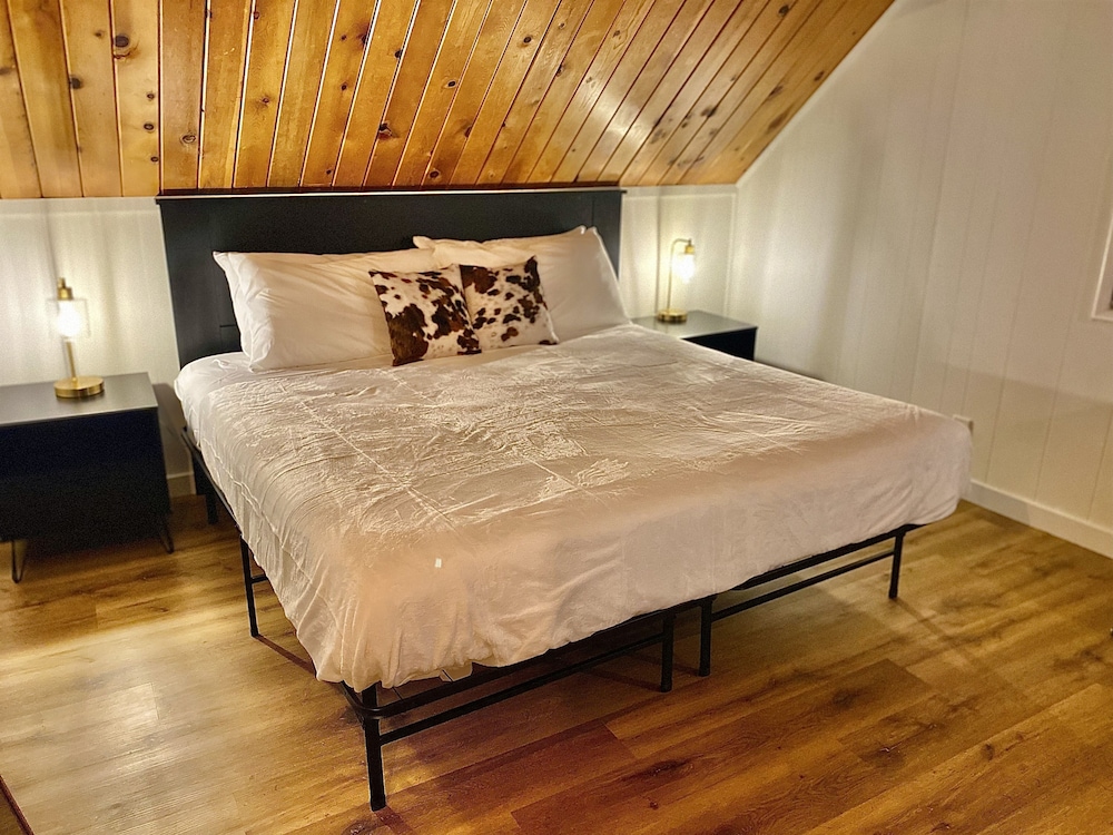 Warm & Cozy 2-bedroom Cabin With A King Size Bed And 2 Queen Beds - Big Bear, CA