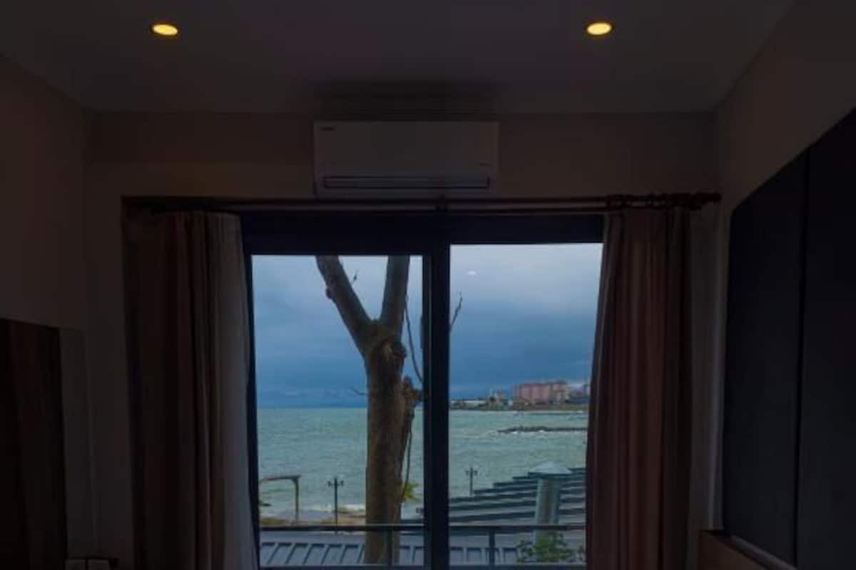 Quarto casal sênior de uso individual | Roupas de cama premium, edredons de pluma, frigobar, cofres nos quartos