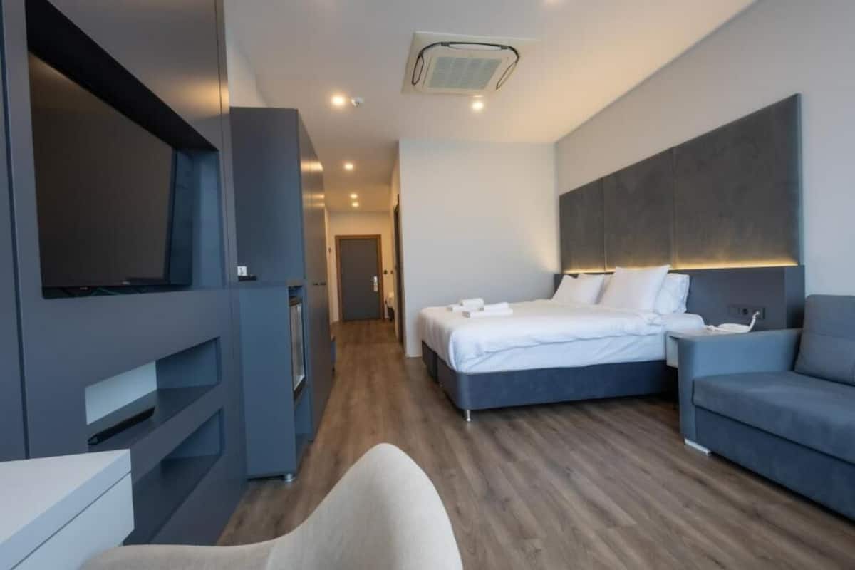 Roupas de cama premium, edredons de pluma, frigobar, cofres nos quartos