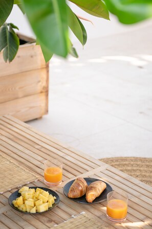 Café da manhã feito na hora grátis todos os dias