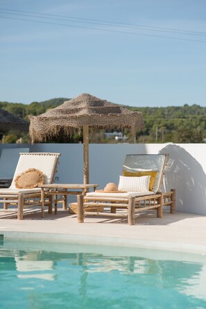 Piscina externa sazonal, funciona das 8h às 22h, guarda-sóis