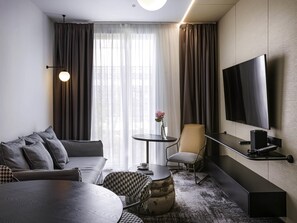 Apartamento, 2 quartos | Roupa hipoalergénica, cofre no quarto, secretária 