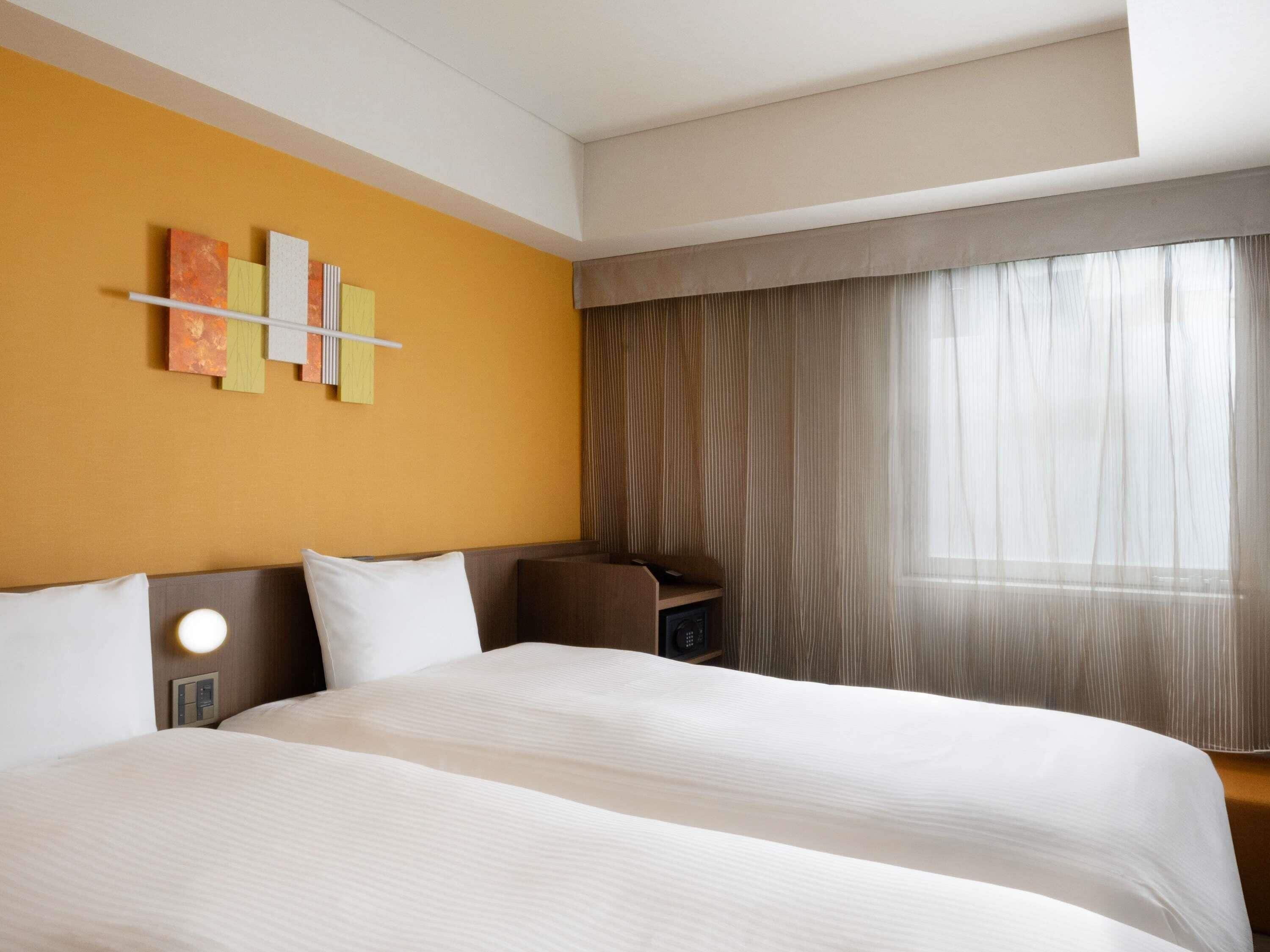 Standard Room with 2 single beds | Cofre no quarto, secretária 