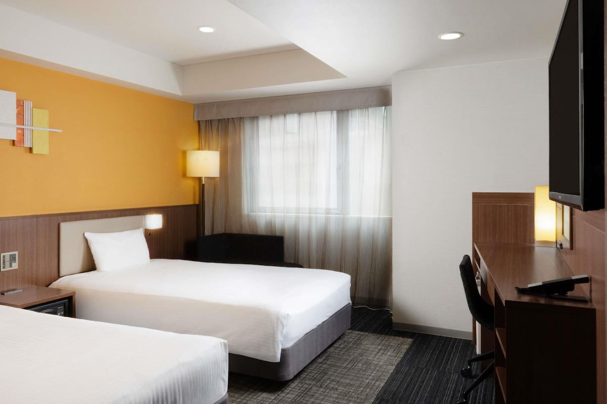 Superior Room with 2 single beds | Cofres nos quartos, escrivaninha, espaço de trabalho para notebook