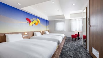 Edredões de penas, cofre no quarto, secretária