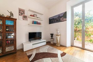 Apartamento Básico, várias camas | Sala de estar | Televisor 