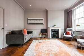 Apartamento Básico, 1 cama king-size | Sala | Televisor 