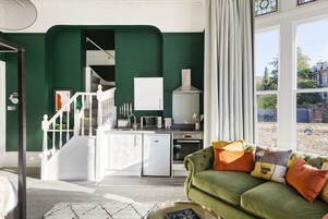 Apartamento Elite | Cozinha privada | Um frigorífico/congelador grande, um micro-ondas, um forno 