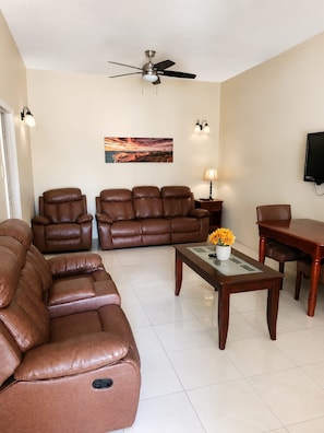 Quarto casal família | Área de estar | TV de tela plana