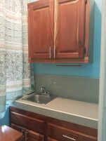 Quarto casal conforto, 1 quarto, banheiro privativo, vista para o pátio | Cozinha privada | Produtos de limpeza