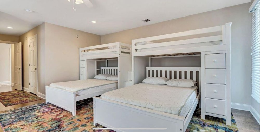 Beautiful New Spacious Townhome W/ Pool, Steps To Beach/boardwalk, 3 Levels - Point Pleasant, NJ