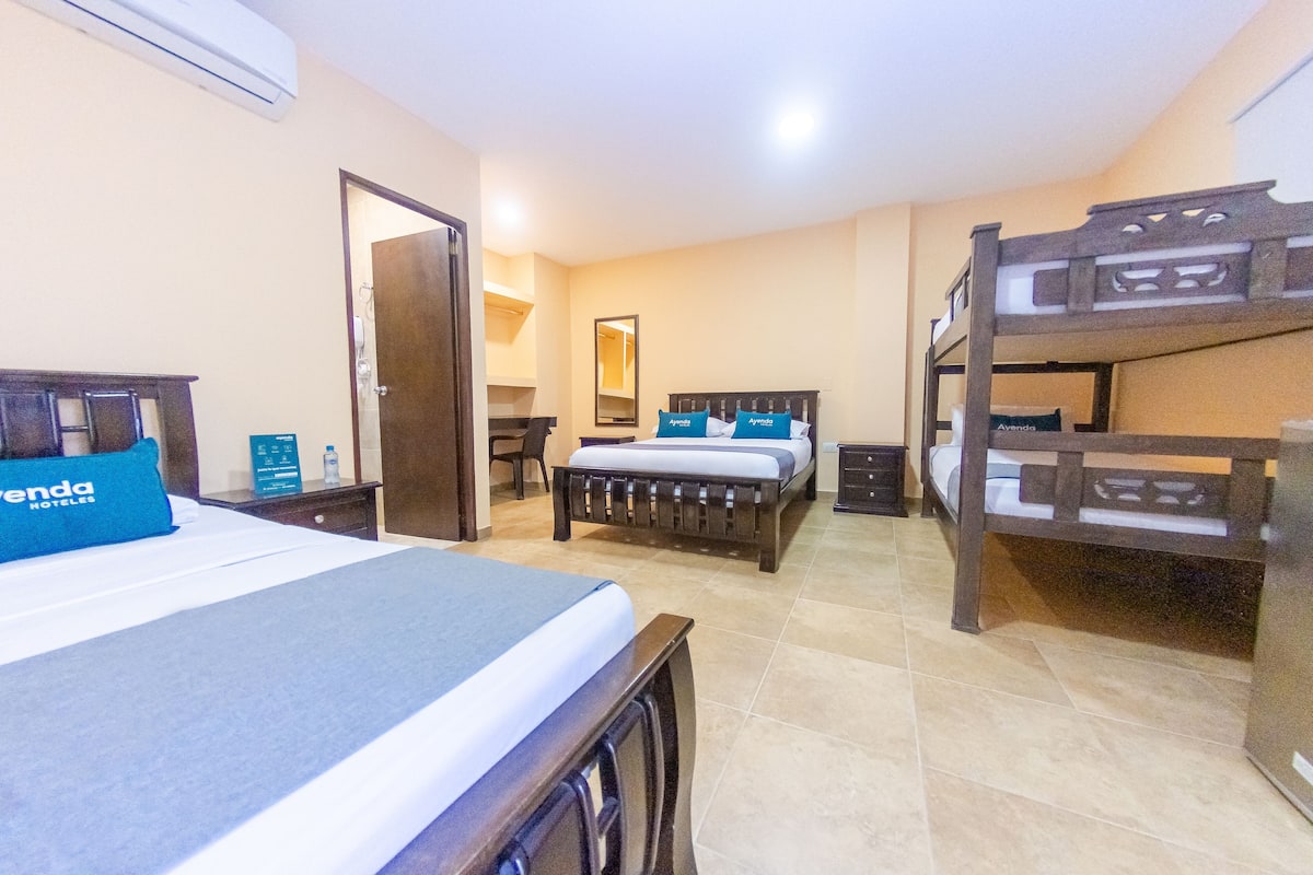 Quarto família | Roupas de cama antialérgicas, frigobar, escrivaninha