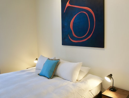 Refurbished 2 Bedroom Apt With Secured Parking! - Coogee