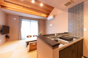 Apartamento família, para não fumantes (101) | Cozinha americana privada | Geladeira, micro-ondas, fogão, cooktop