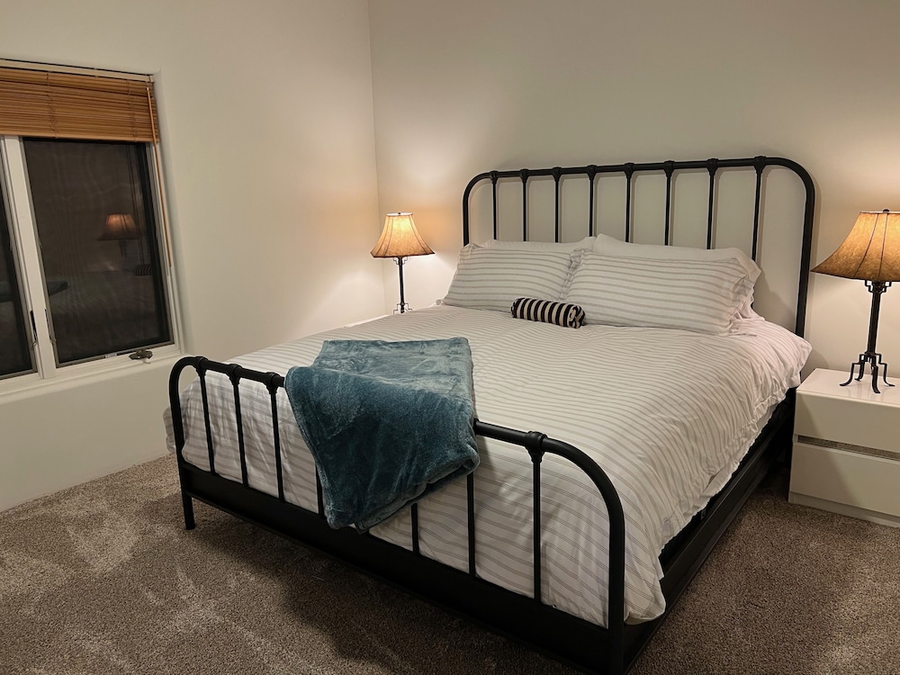 Awesome 3 Bedroom On The 1st Green Of Arrowhead Golf Club - Glendale, AZ