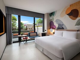 Quarto, 1 cama king-size, vista para o pátio | Edredões de penas, minibar, cofre no quarto, cortinas/cortinados opacos