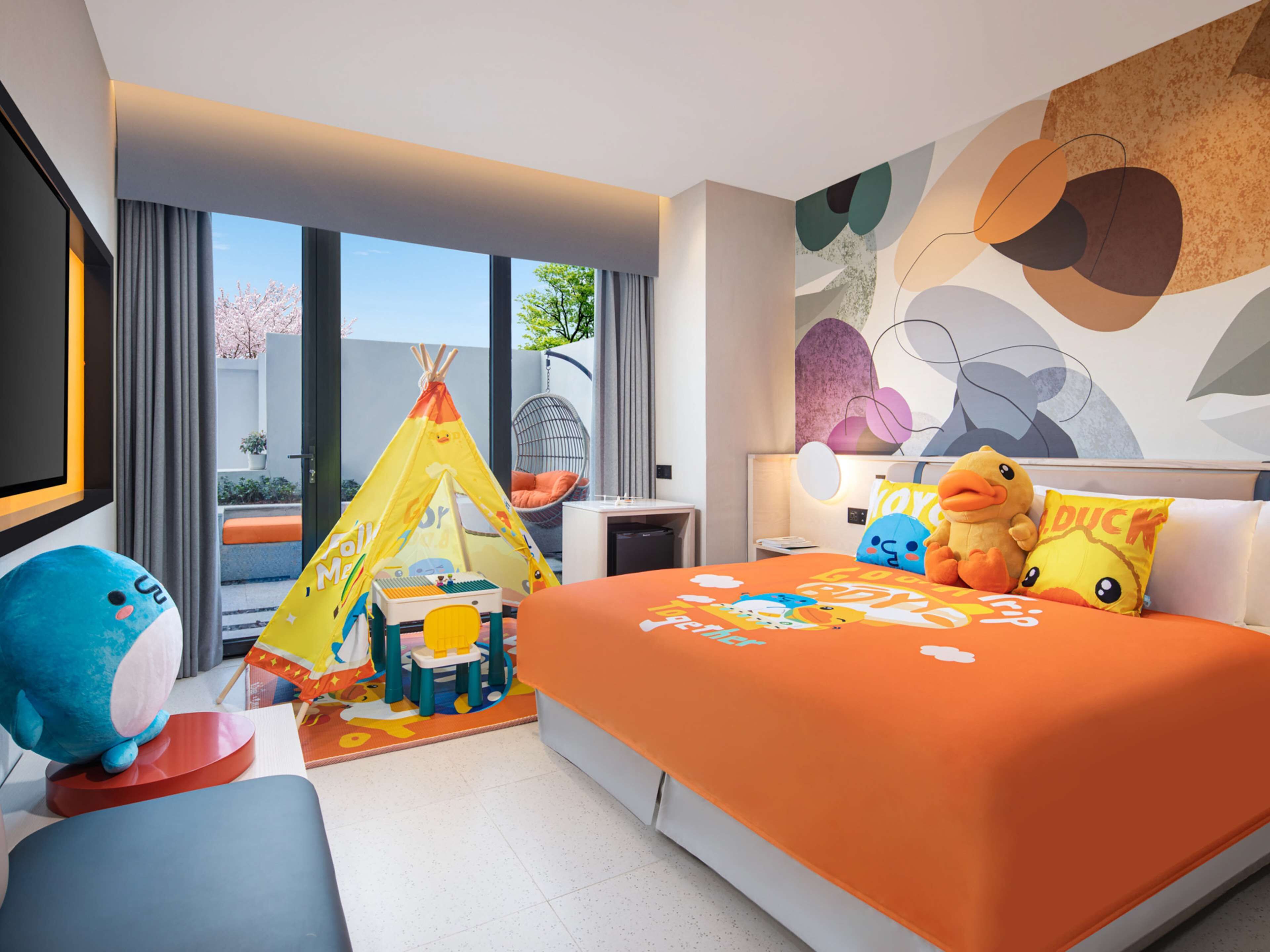 Edredons de pluma, frigobar, cofres nos quartos, cortinas blackout