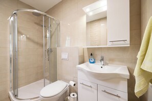 Apartamento Básico | Casa de banho | Um polibã, um chuveiro fixo, artigos de higiene pessoal grátis 