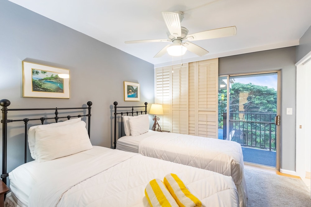 Oceanfront Oasis With Stunning Sunset View, Shared Pool, And Free Wifi - Maui, HI