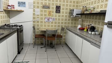 Minifrigorífico, um micro-ondas, uma torradeira, liquidificador