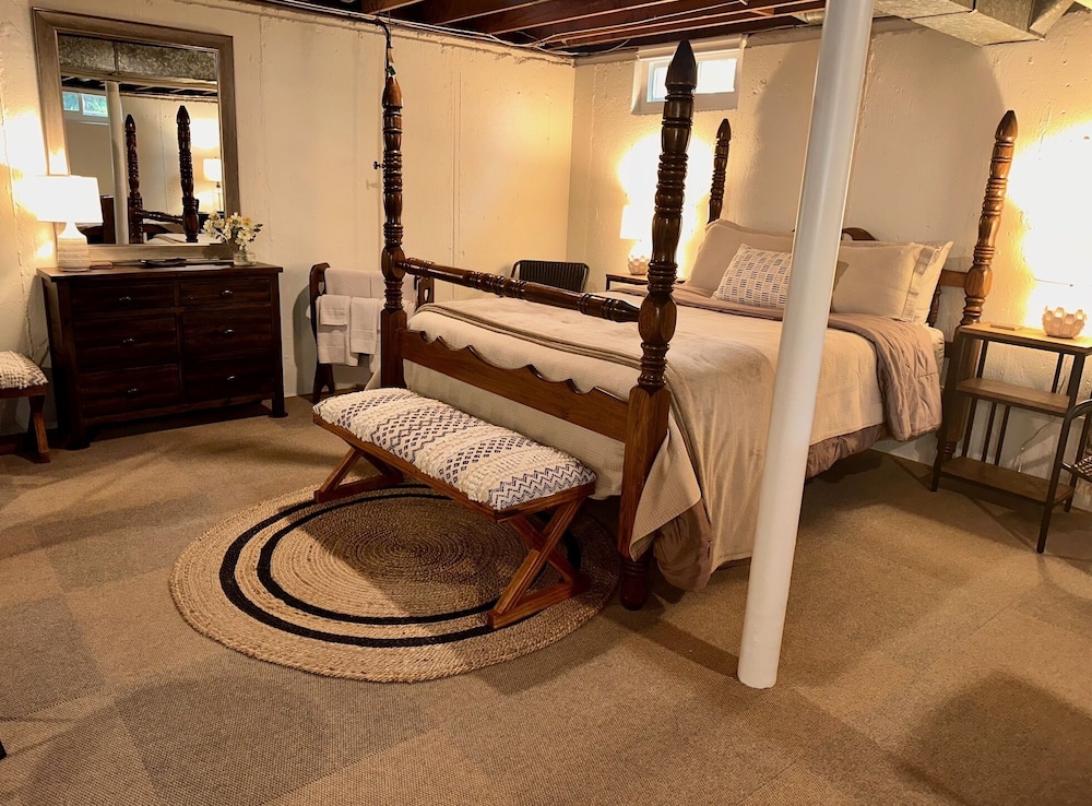 The Rossie Charmer- A 3 Bdrm Mystic Getaway- Children 16+ Welcome - Mystic, CT