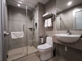 Quarto casal standard (Without Window) | Banheiro | Chuveiro, chuveiro com efeito de chuva, produtos de toalete grátis 
