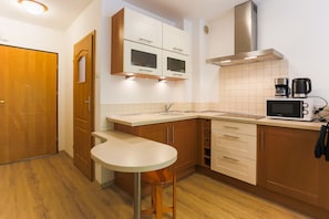 Apartamento Standard | Cozinha privada | Um frigorífico, um micro-ondas, uma placa de cozinha, uma torradeira