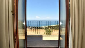 Uma varanda com vista para o mar e uma grade.