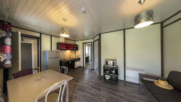 Chalé, 3 quartos, terraço | Cozinha privada | Geladeira, micro-ondas, cooktop, lava-louças