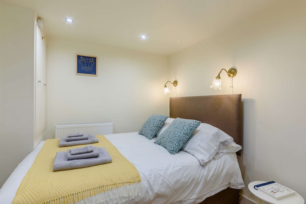 Luxury Family Friendly Holiday Cottage In The Heart Of The Cotswolds - Church Mews - Stroud, UK