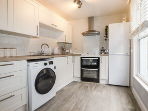 Geladeira, chaleira elétrica, torradeira